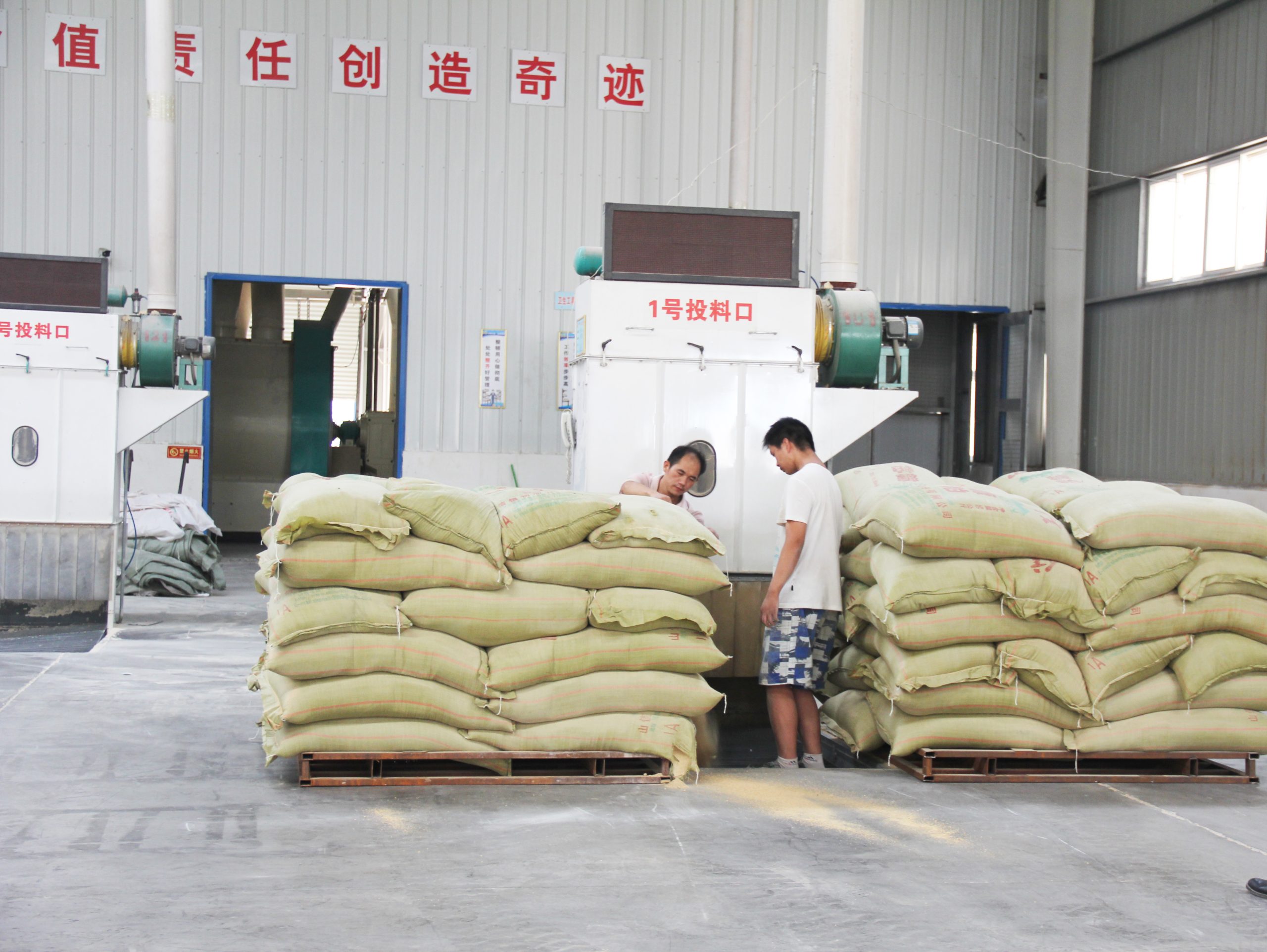 How to do raw material feeding during feed production - UNIVER MACHINERY